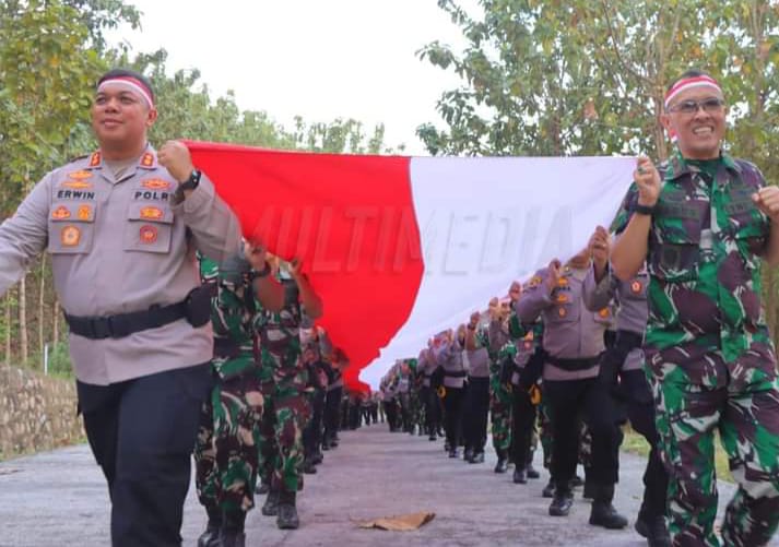 TNI- POLRI MENGGELAR KIRAB BENDERA MERAH PUTIH DI SEPANJANG JALAN 79 ...