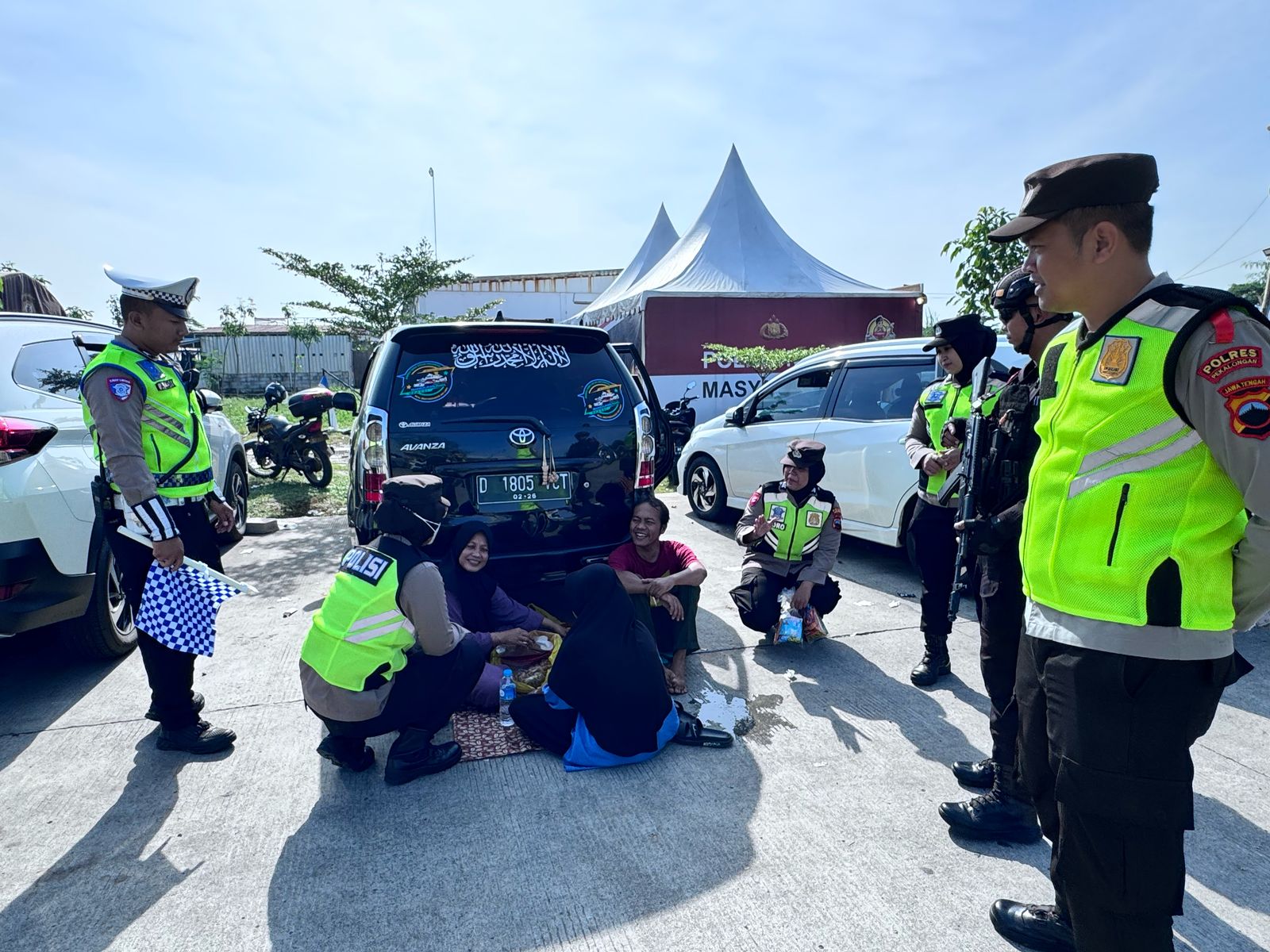 Polwan Pekalongan Berikan Himbauan kepada Pemudik di Rest Area 338A ...